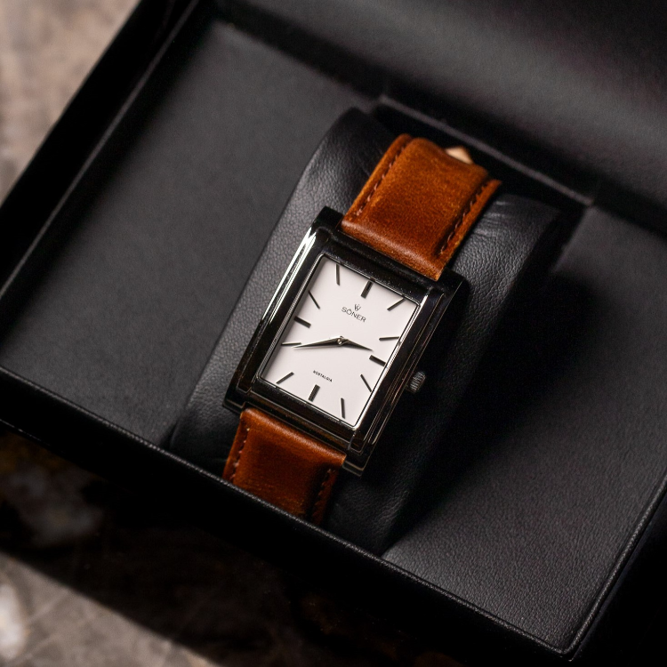 Latest trends in the square watch industry, including popular models